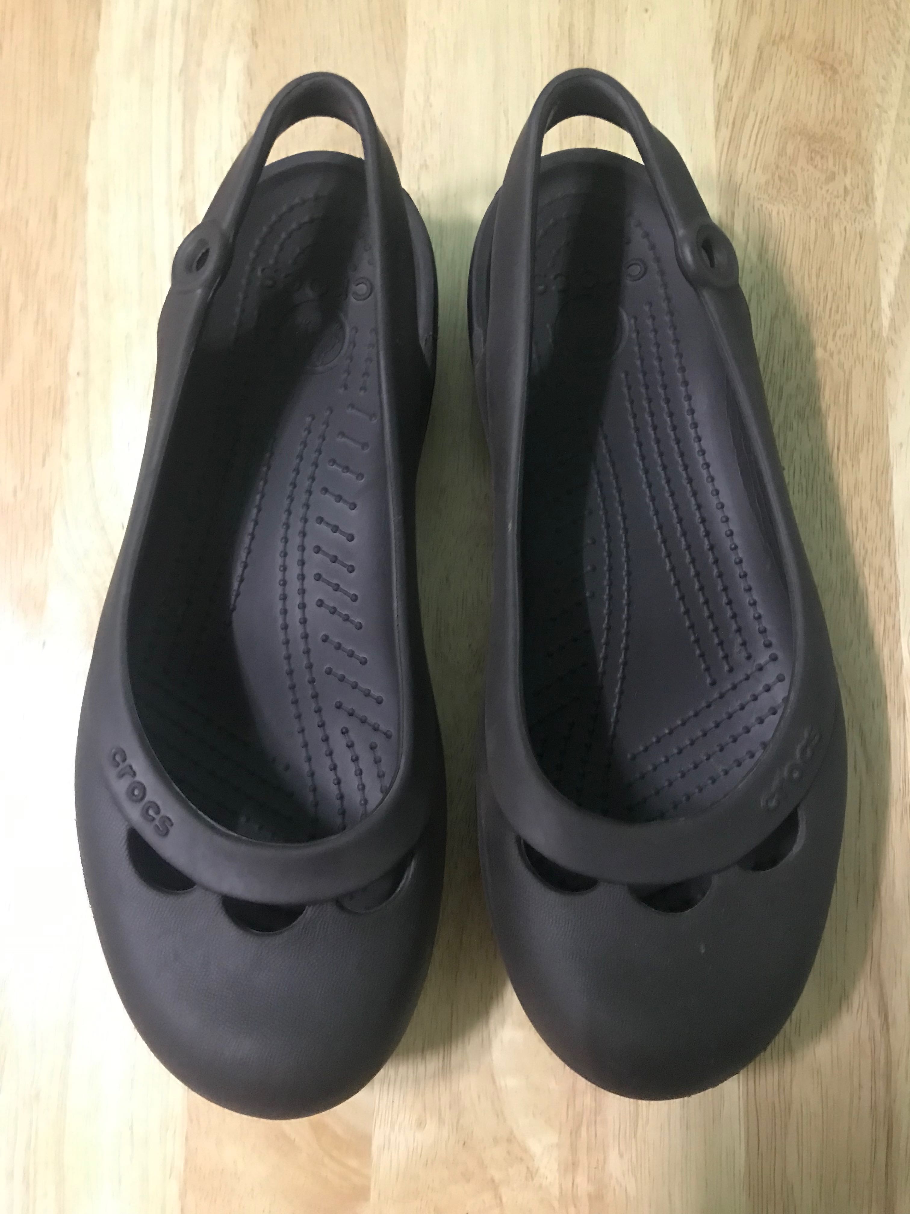 Crocs women shoes w8, Women's Fashion, Footwear, Flats & Sandals on Carousell