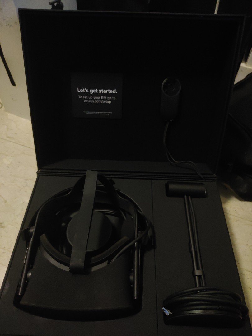 Oculus Rift with 2 touch controllers and 3 base stations, Video Gaming ...