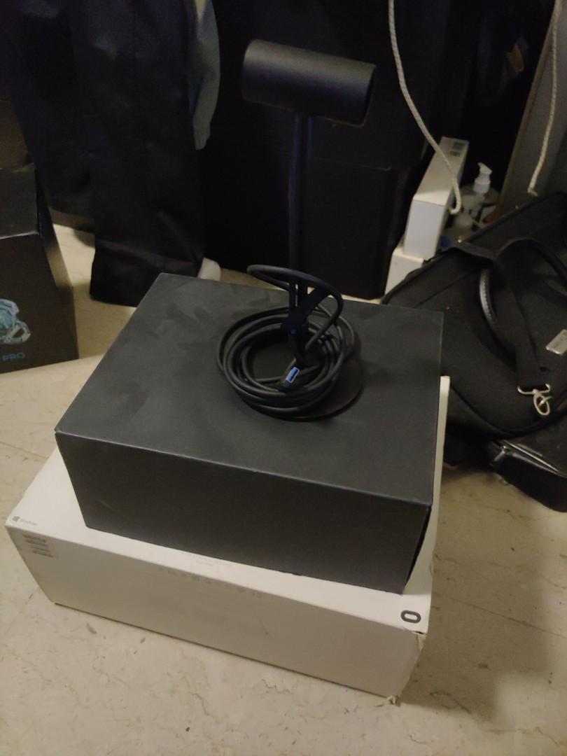Oculus Rift with 2 touch controllers and 3 base stations, Video Gaming ...