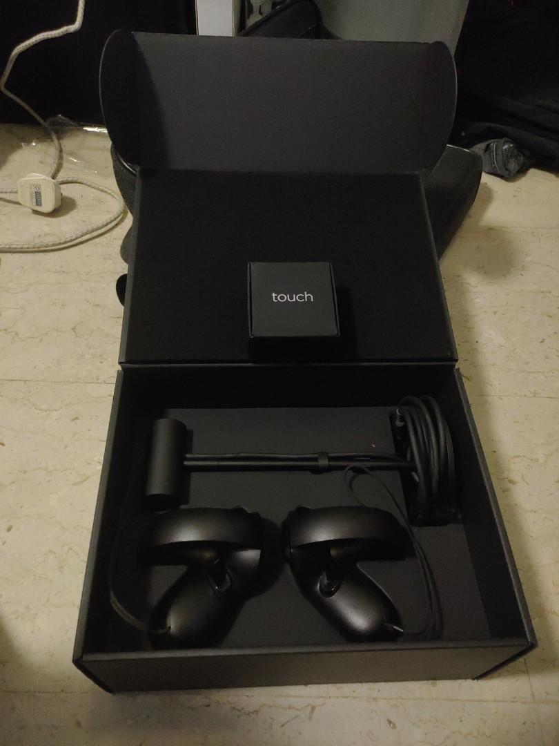 Oculus Rift with 2 touch controllers and 3 base stations, Video Gaming ...