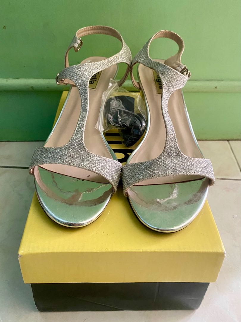 Figlia Silver Block Heels, Women's Fashion, Footwear, Heels on Carousell