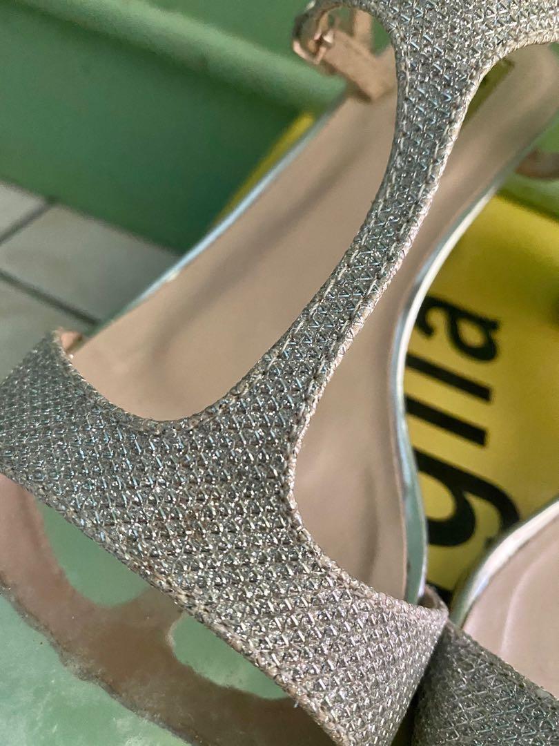 Figlia Silver Block Heels, Women's Fashion, Footwear, Heels on Carousell