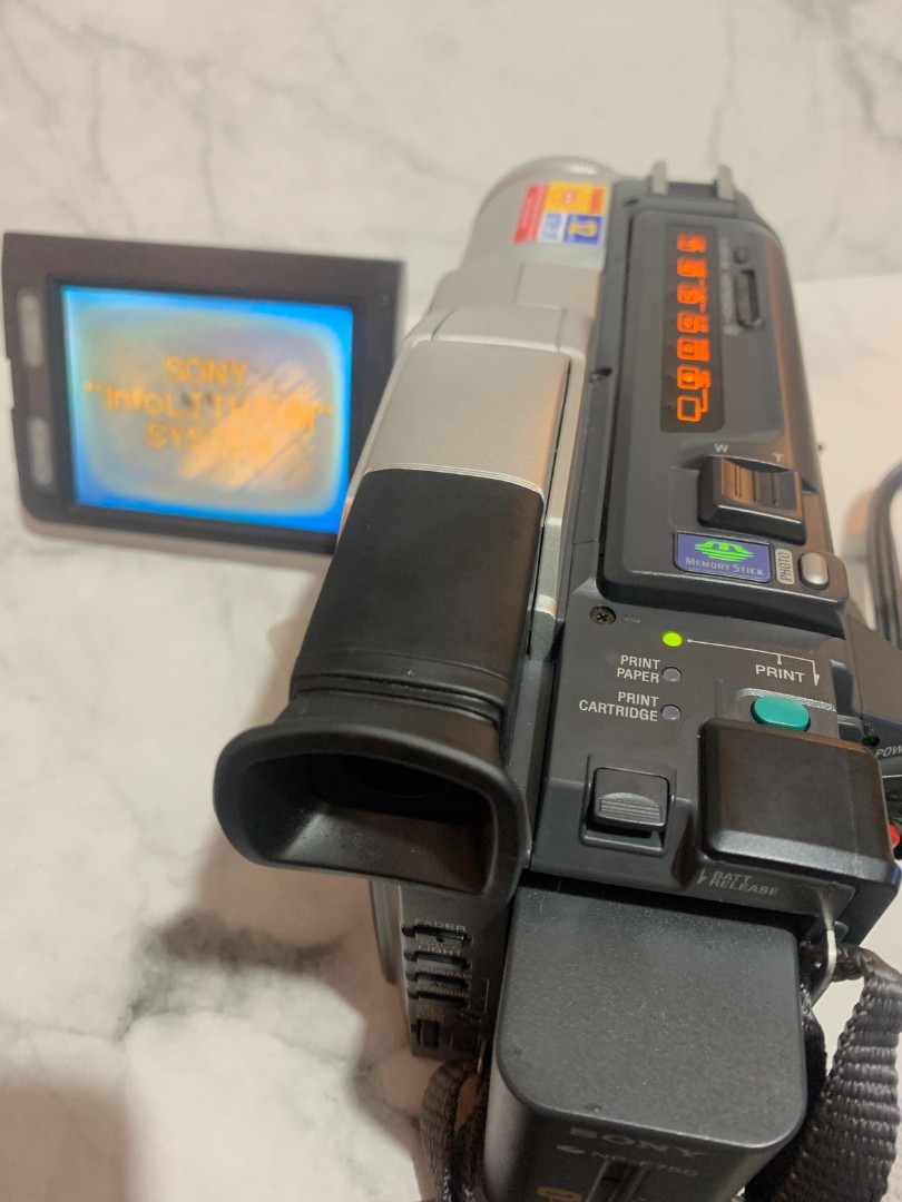 HANDICAM Sony model DCR - TRV 820E, Elektronik, TV & Perlengkapan Hiburan di Carousell