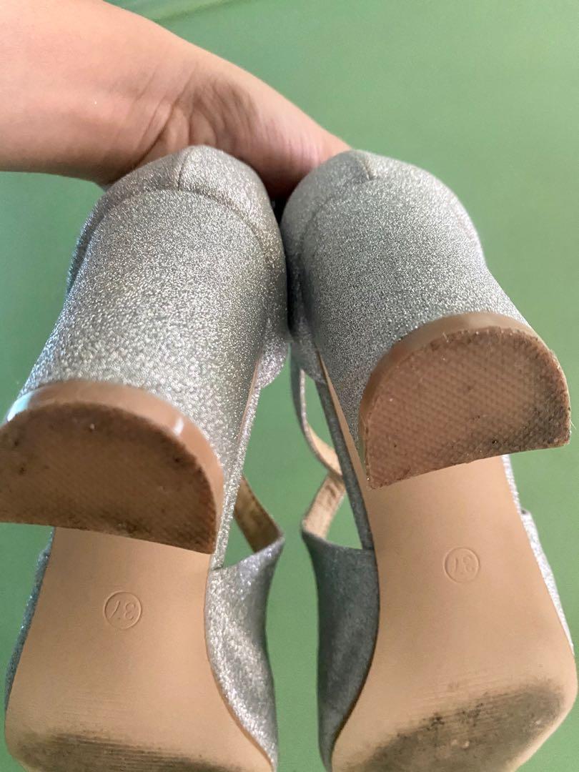 Matthews Silver Block Heels, Women's Fashion, Footwear, Heels on Carousell