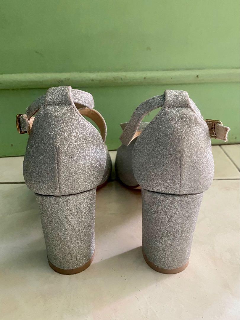 Matthews Silver Block Heels, Women's Fashion, Footwear, Heels on Carousell