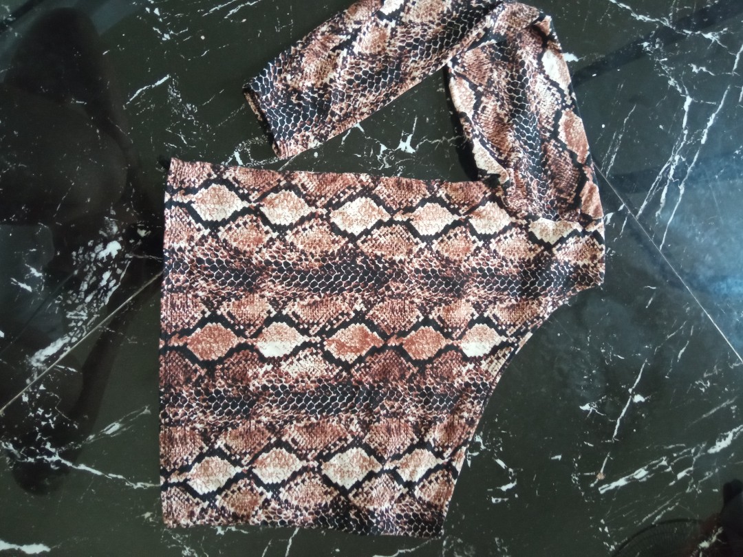 Venus cut snake print, Women's Fashion, Tops, Sleeveless on Carousell