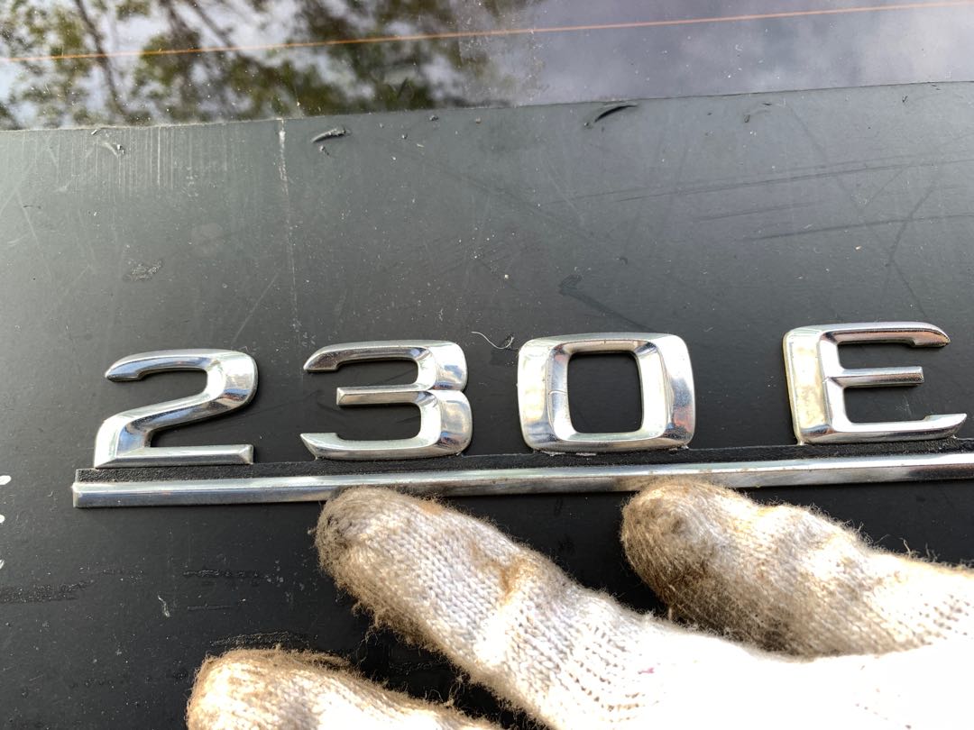 W124 230E MERCEDES BENZ LOGO RARE, Auto Accessories on Carousell