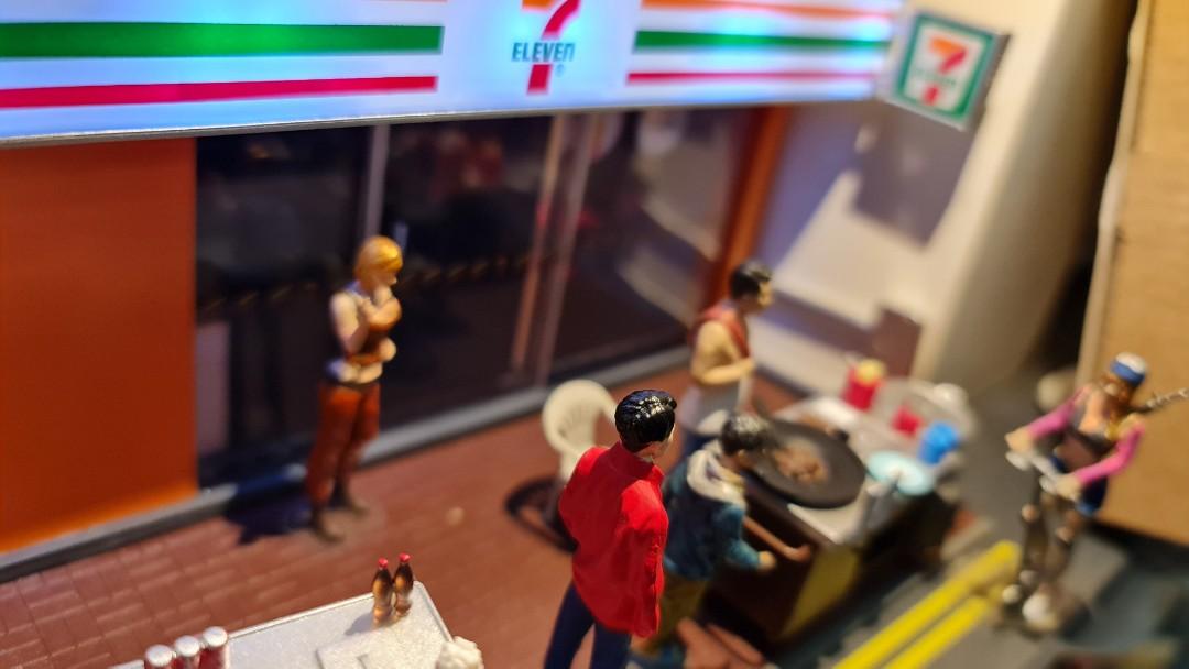 1/35 scale 7-11 Shop front diorama with coke bike & roadside stall plus ...
