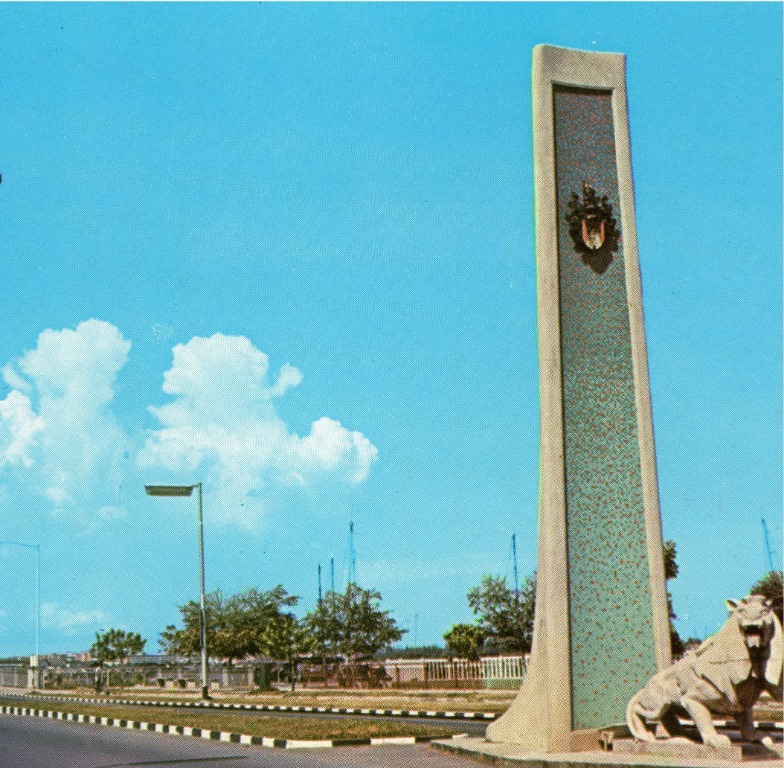 Merdeka Lion at Merdeka Bridge during the early 1960s (rare vintage old ...
