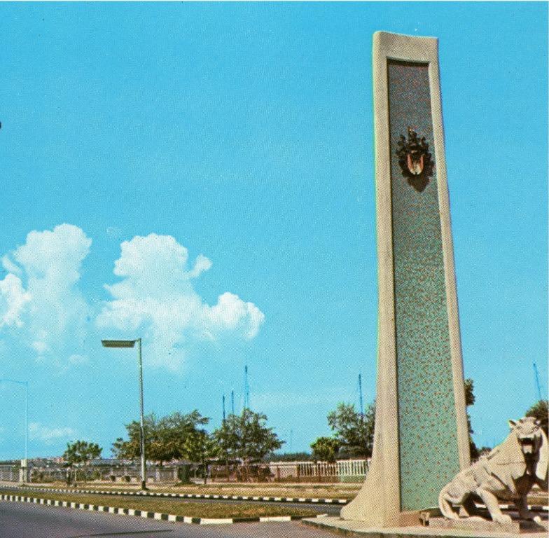 Merdeka Lion at Merdeka Bridge during the early 1960s (rare vintage old ...