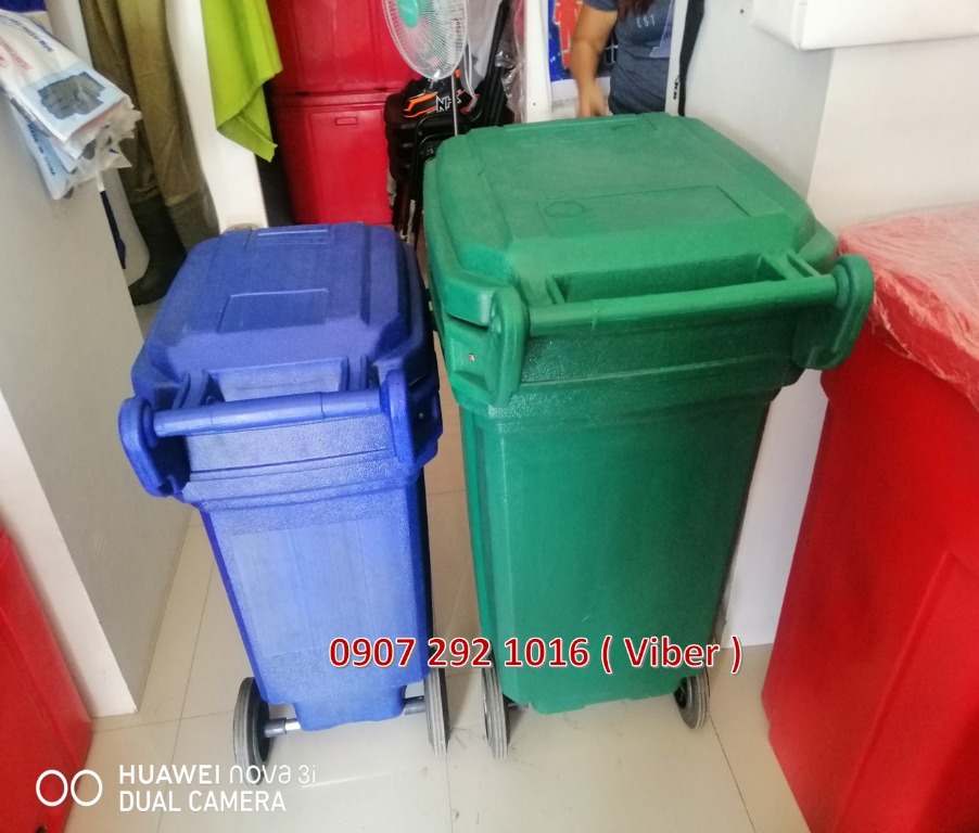 Roller king trash bin w/wheels 22, Furniture & Home Living, Cleaning ...