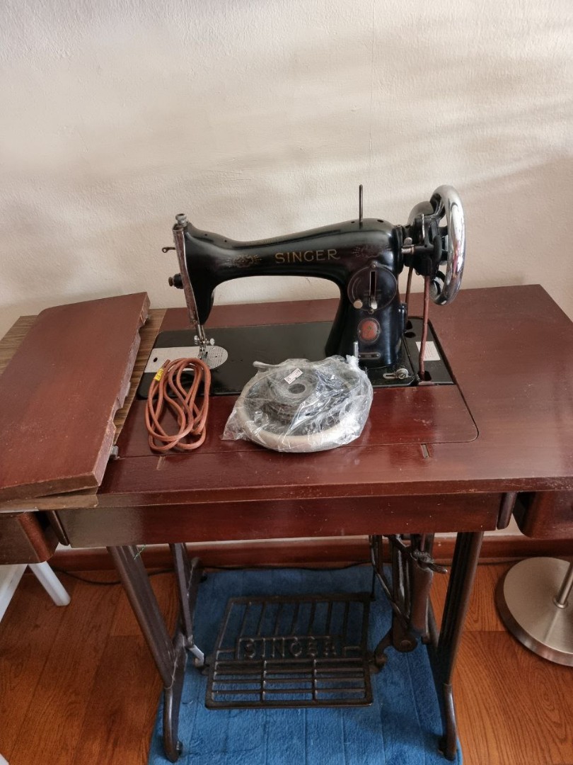 SINGER old school sewing machine, TV & Home Appliances, Other Home ...