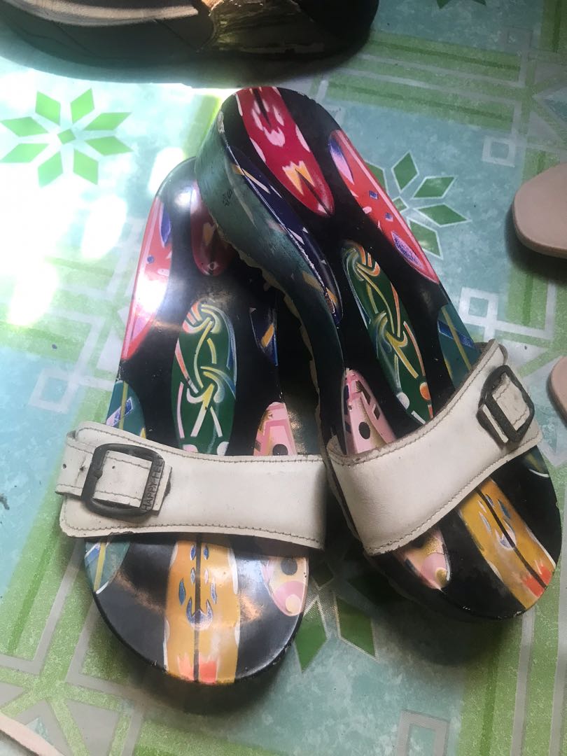 Happy Feet, Women's Fashion, Footwear, Slippers and slides on Carousell