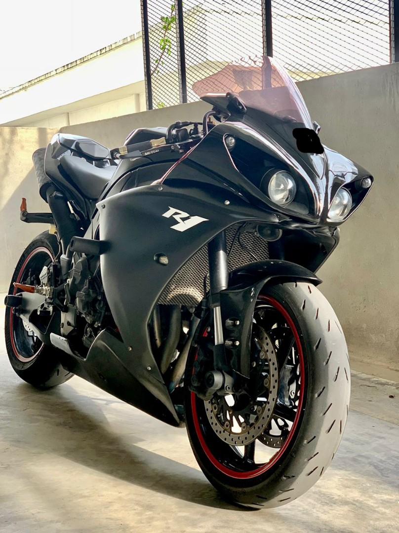 Yamaha R1 Crossplane Black