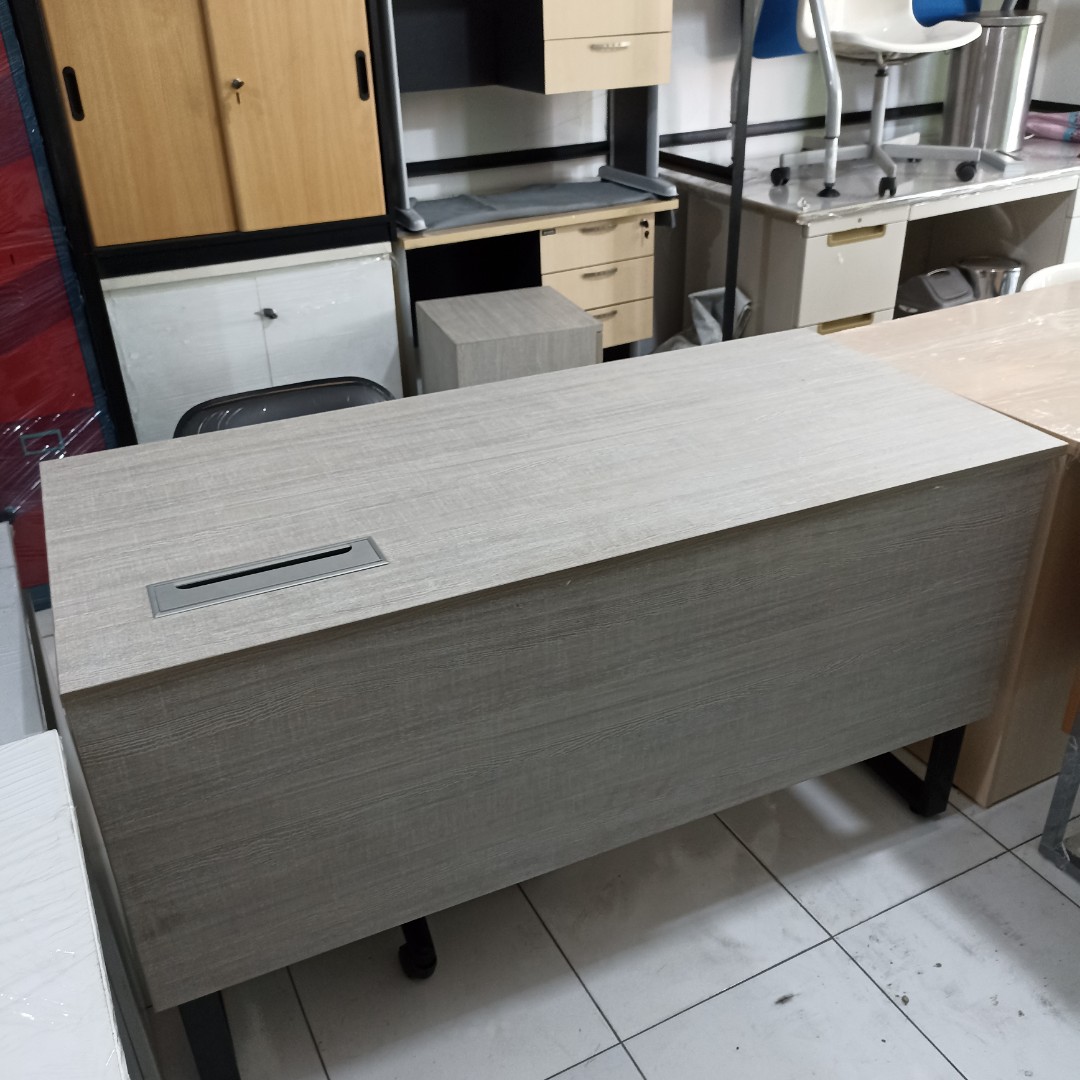 Meja kantor / meja kerja informa 140 x 60, Perabotan Rumah di Carousell