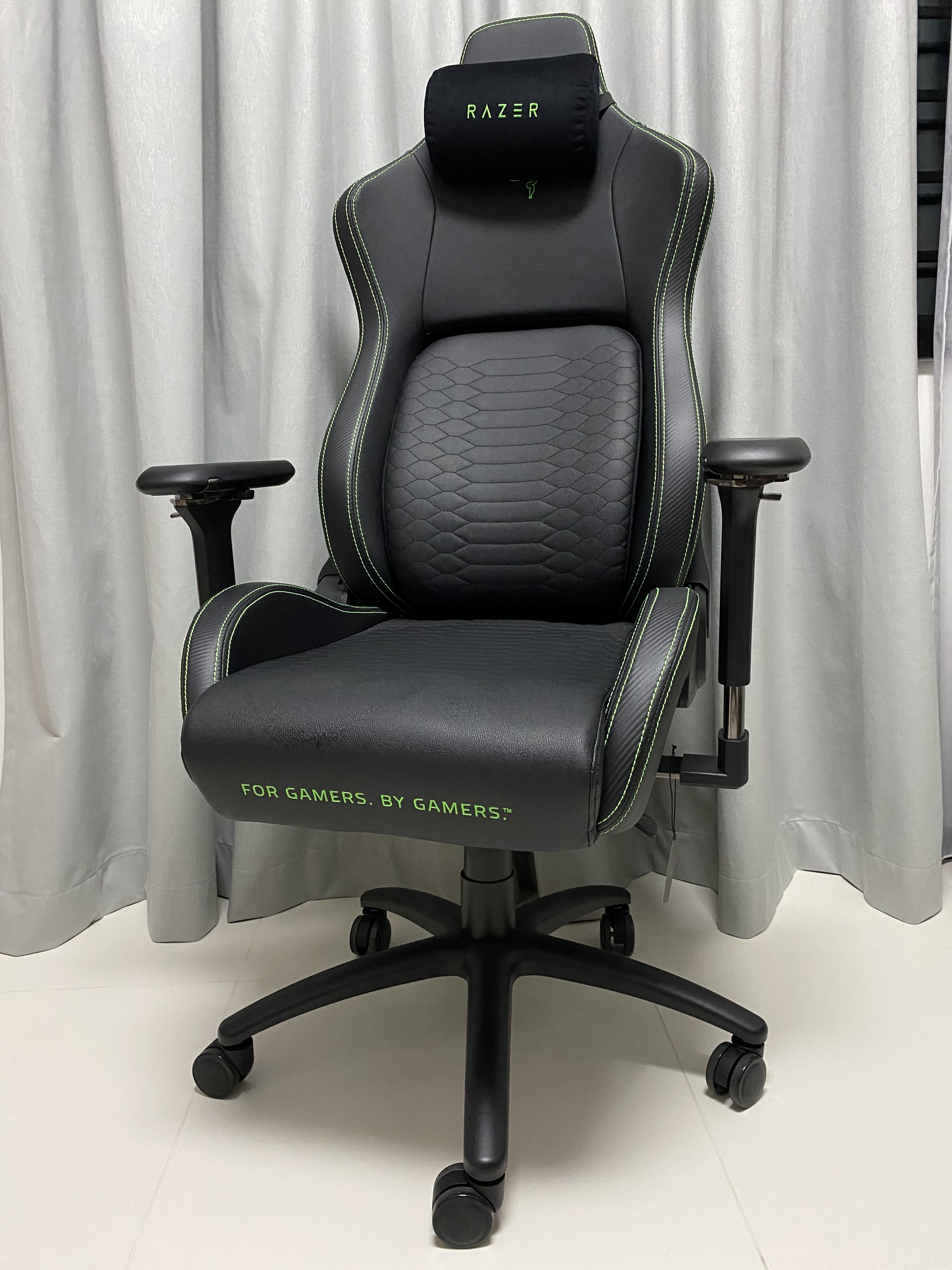 Razer Iskur Gaming Chair with head pillow (black/green), Furniture & Home Living, Furniture ...