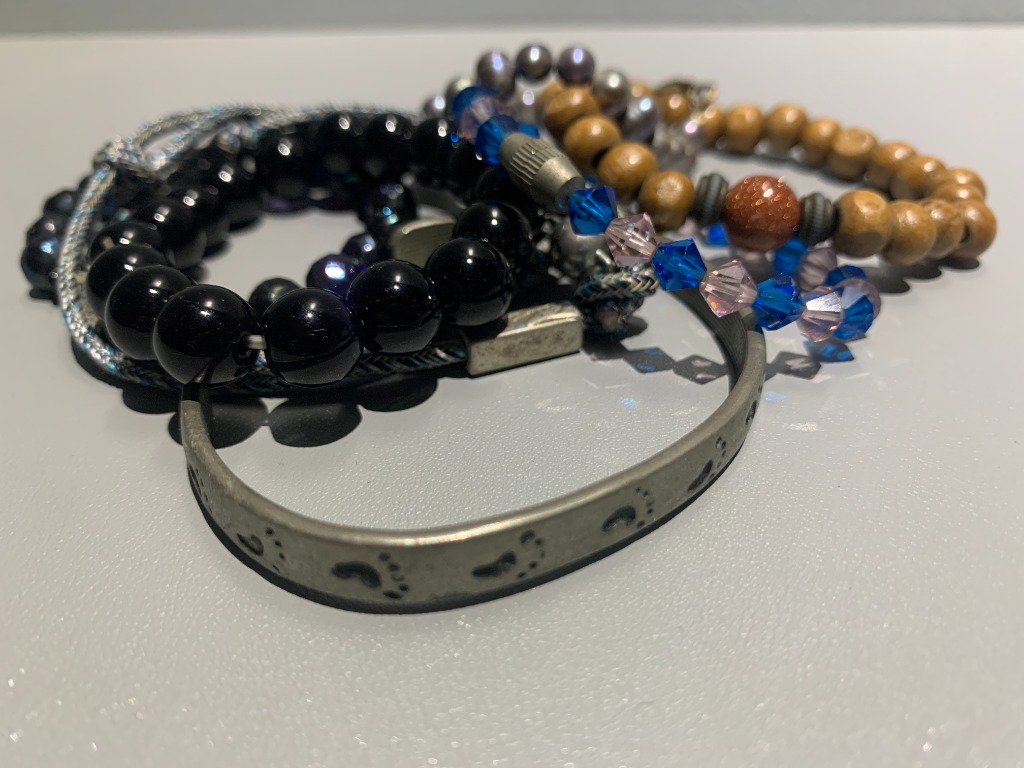 Set of 8 Bracelets, Women's Fashion, Jewelry & Organizers, Bracelets on ...