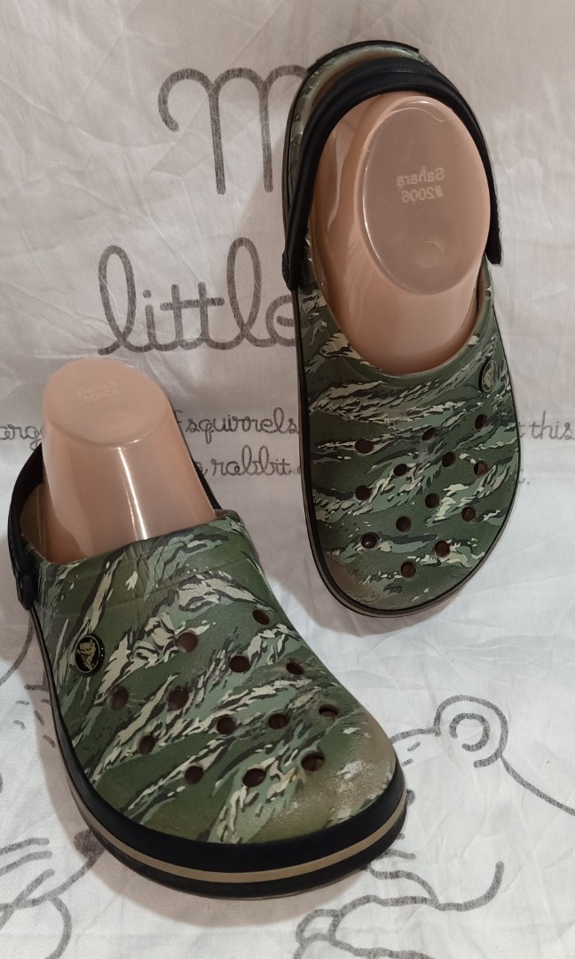 Crocs Camou m7 w9, Men's Fashion, Footwear, Slippers & Slides on Carousell
