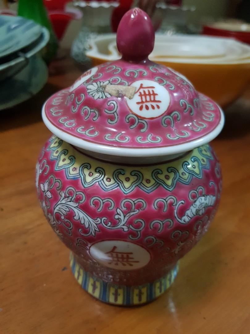 Guci kecil keramik China, Antik, Pajangan di Carousell