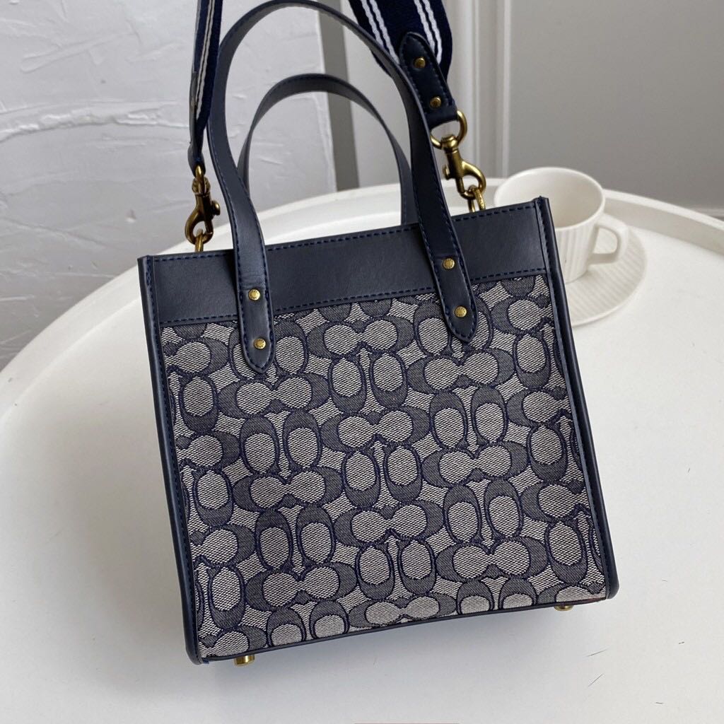 Tas Coach Field Tote 22 in Signature Jacquard, Barang Mewah, Tas ...