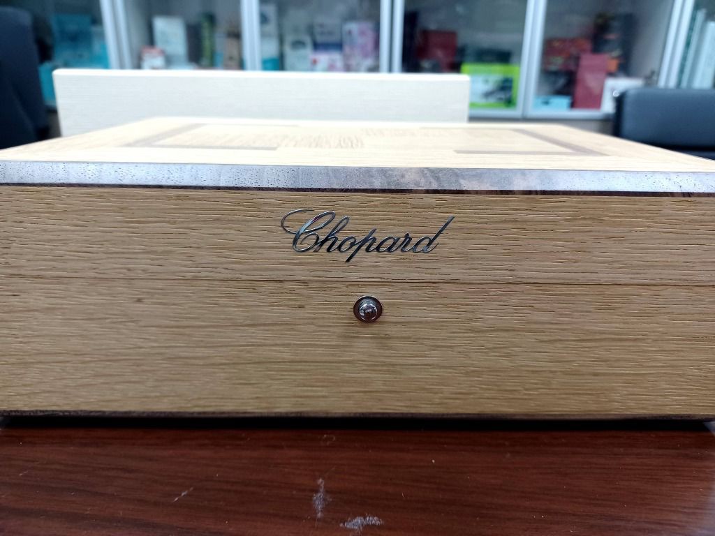 99%New!!! Chopard box 簫邦木盒, 名牌, 飾物及配件 - Carousell