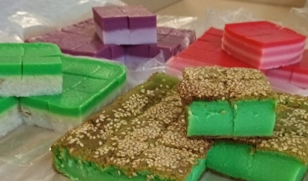 Kuih muih melayu Combo 4 jenis 80pcs, tray size 12x12 inches, $45,with ...