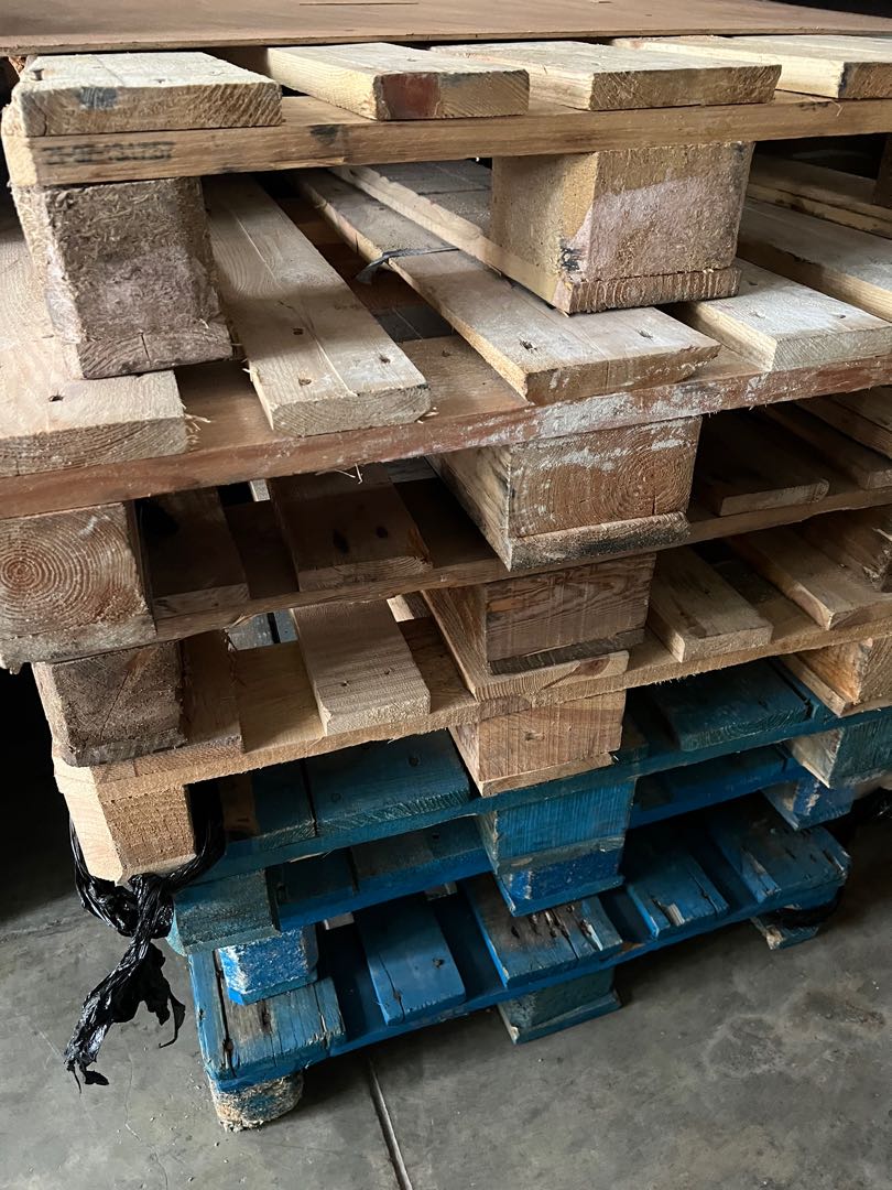 Wooden sturdy pallets used, Commercial & Industrial, Construction ...