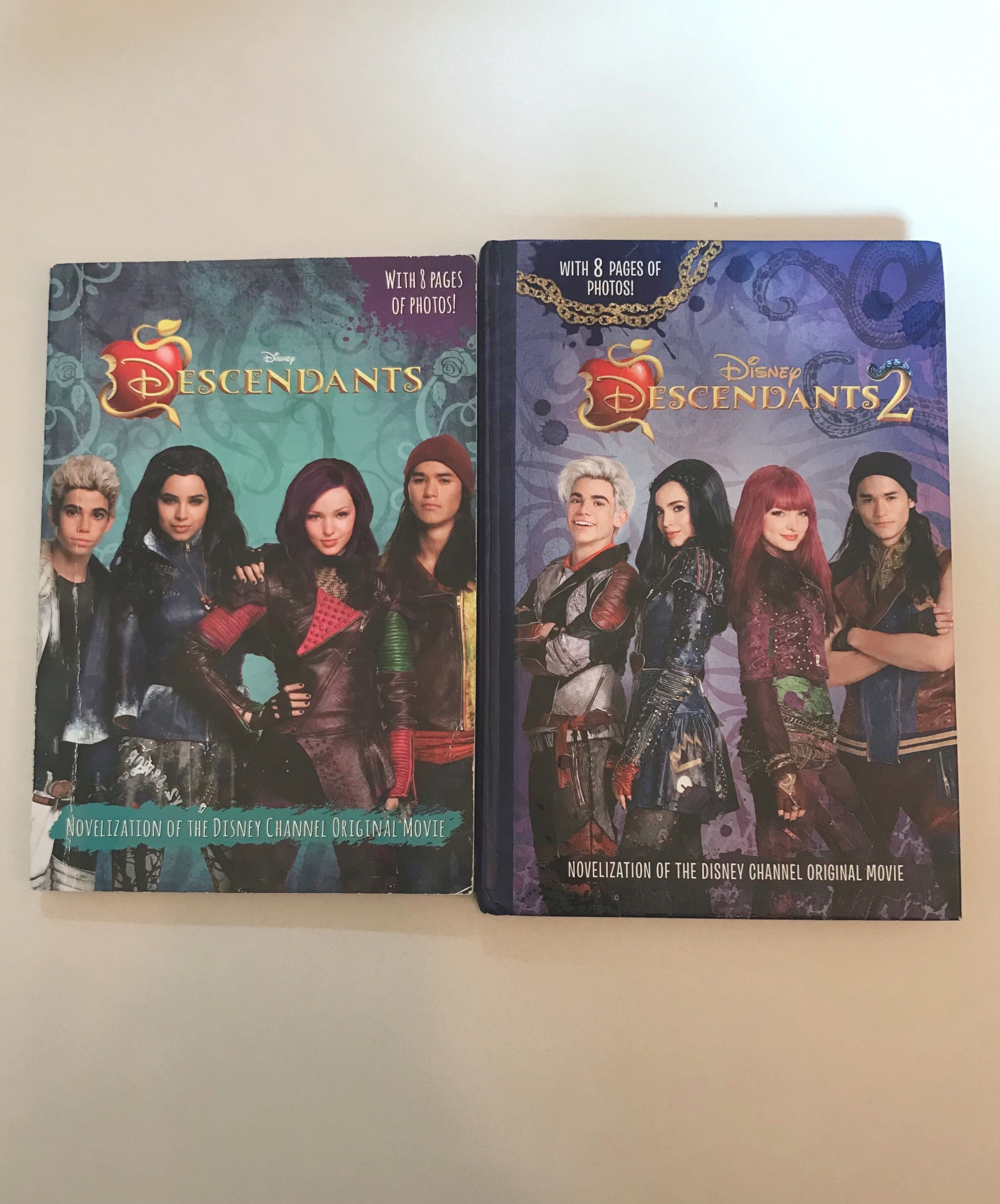 Disney Descendants 1 & 2, 興趣及遊戲, 書本 & 文具, 小朋友書 - Carousell