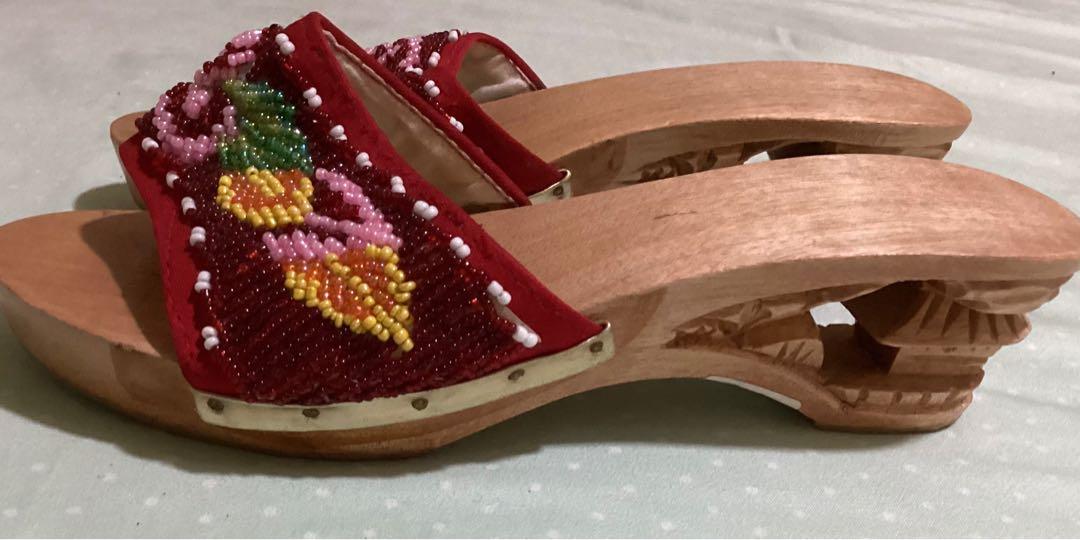 Modern bakya wooden (REPRICED) , Women's Fashion, Footwear, Slippers ...