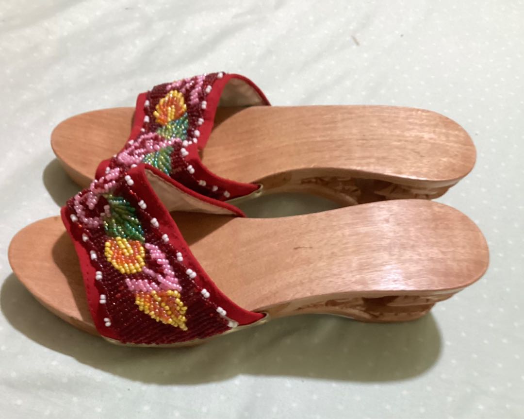 Modern bakya wooden (REPRICED) , Women's Fashion, Footwear, Slippers ...