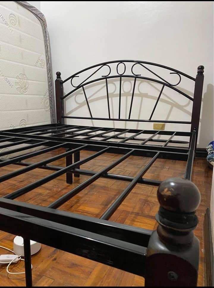Queen size split type bed frame with wooden post 60x75, Furniture ...