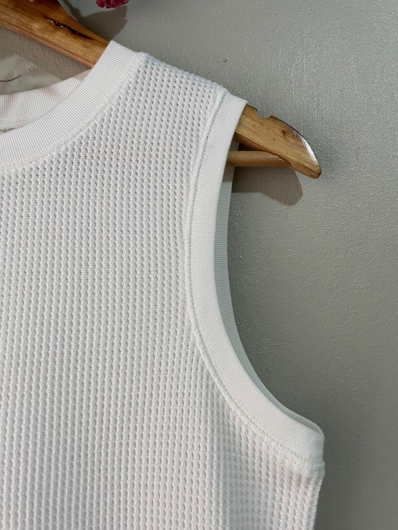 Uniqlo white texture boxy top, Women's Fashion, Tops, Sleeveless on ...