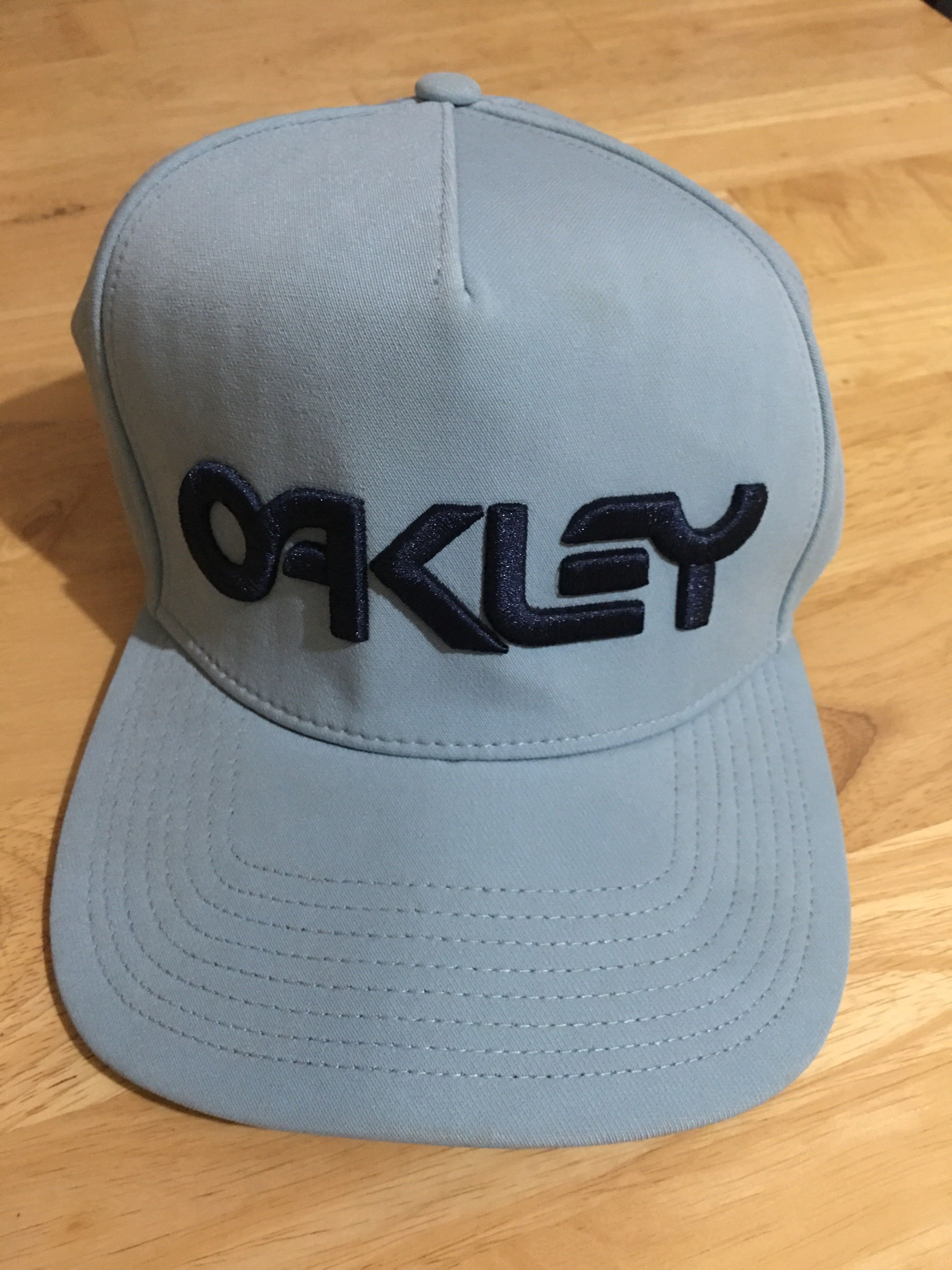 Oakley Cap, Men's Fashion, Watches & Accessories, Caps & Hats on Carousell