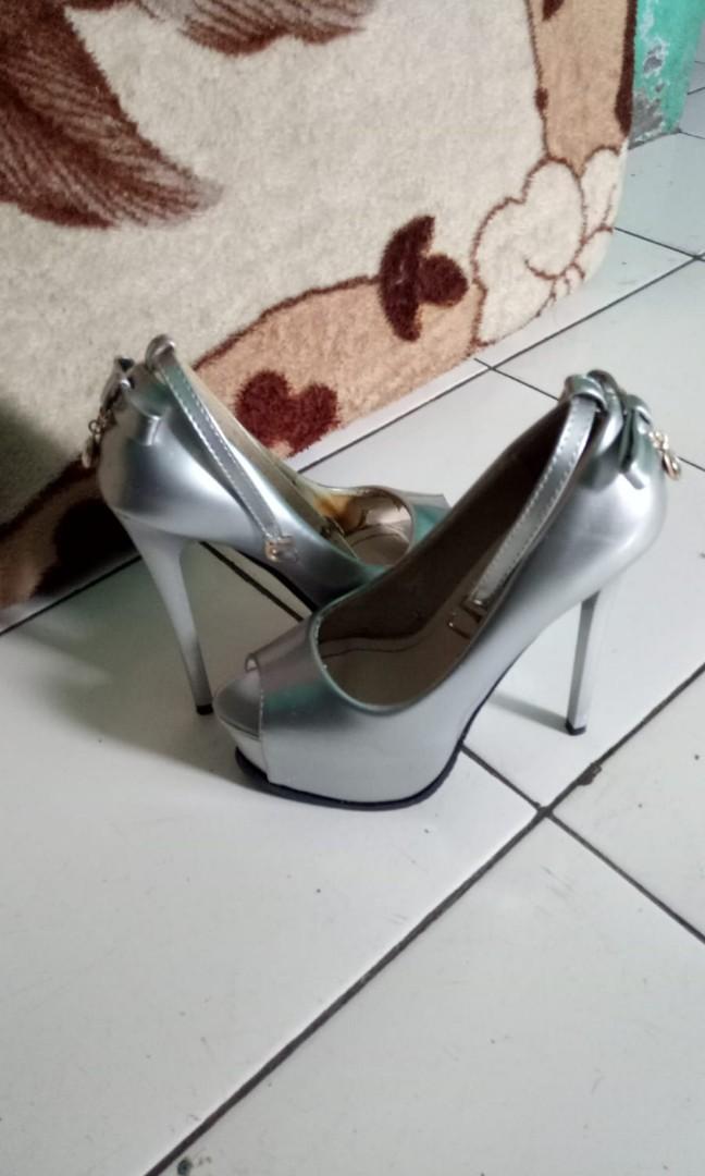 Sepatu hills, Fesyen Wanita, Sepatu di Carousell