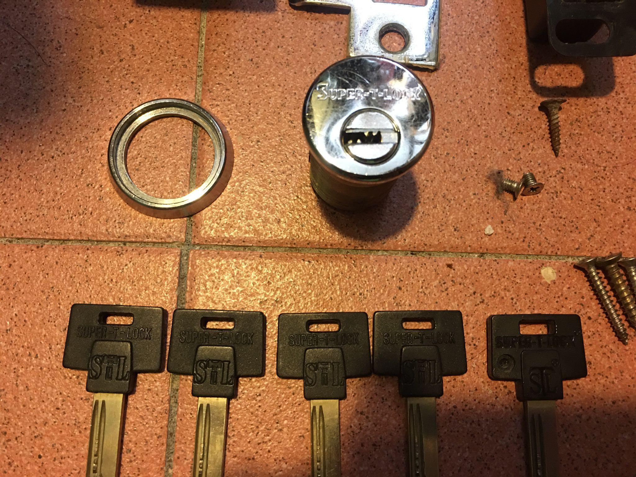 Super T lock 門鎖連鎖膽一套, 其他, 其他 - Carousell