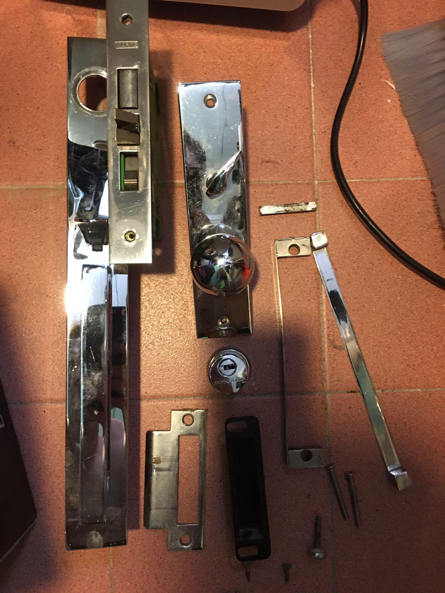 Super T lock 門鎖連鎖膽一套, 其他, 其他 - Carousell