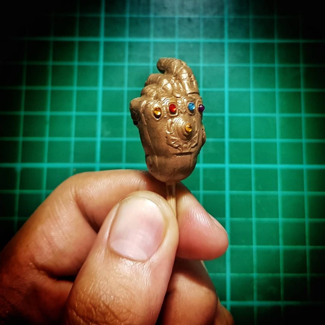 1:12 scale Snapping Thanos hand with realistic Infinity Stones, Hobbies ...
