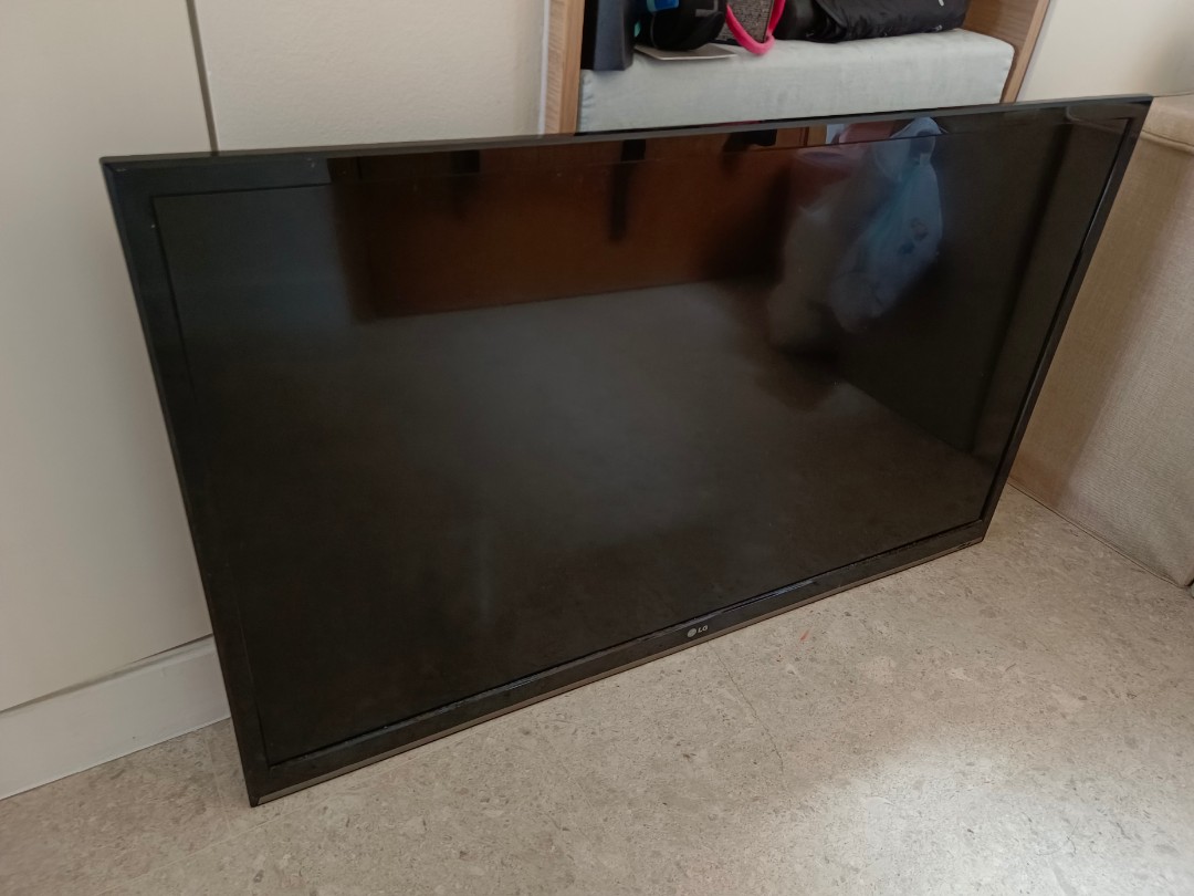 42" LG Smart TV 42LS5700 no remote control, no table stand, TV & Home ...