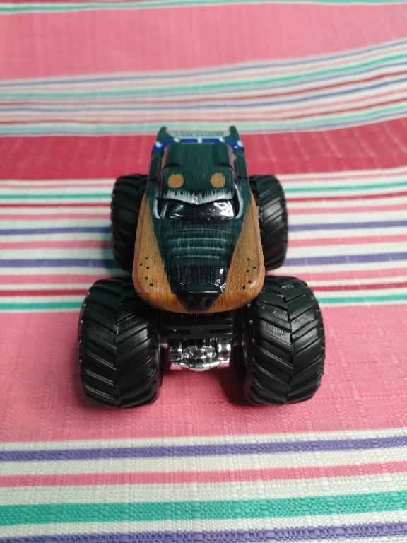 "Monster Mutt Rottweiler" Hot Wheels Monster Jam Truck, Hobbies & Toys ...