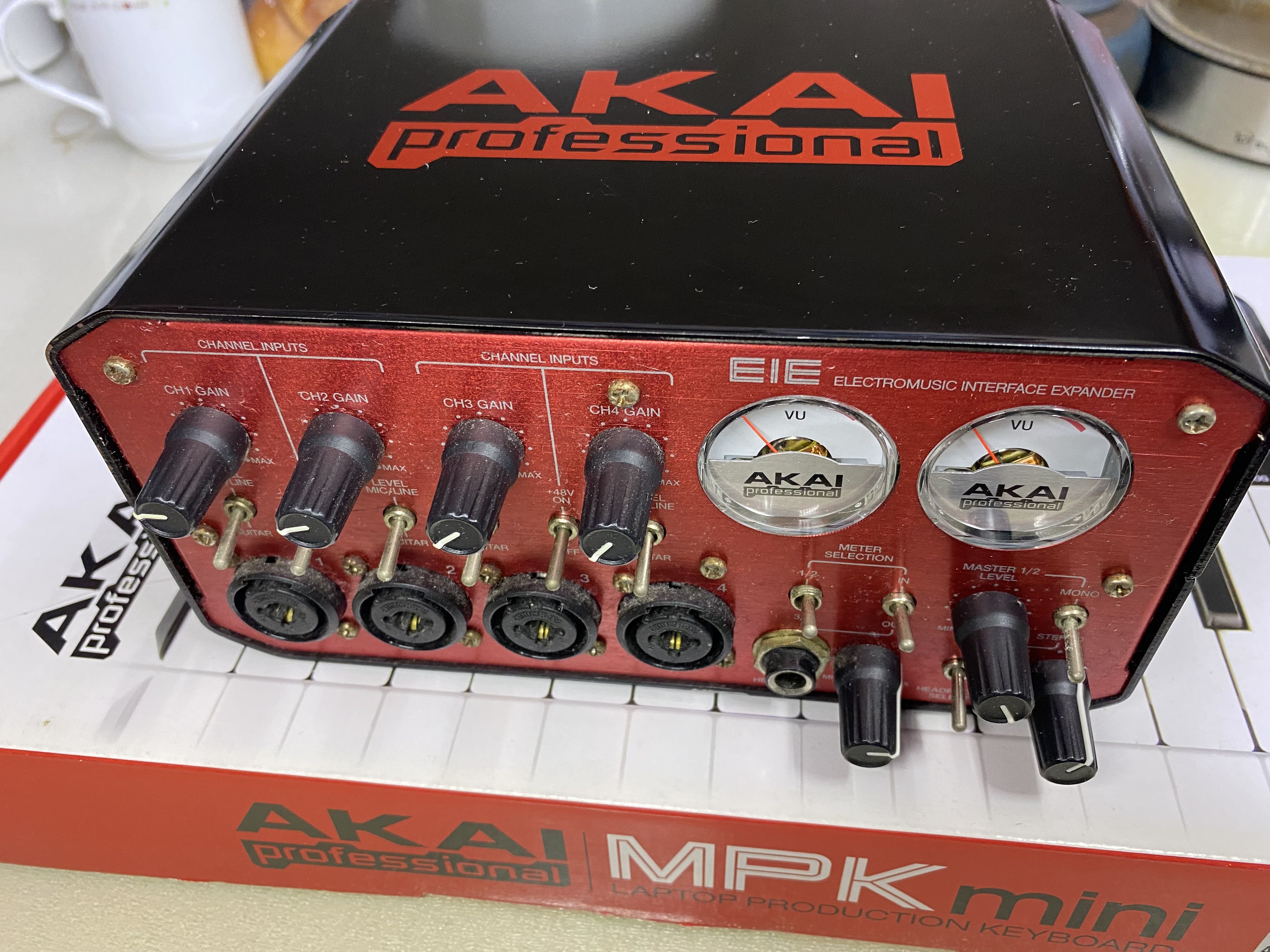 AKAI EIE interface + AKAI MPK mini keyboard, 興趣及遊戲, 音樂樂器 & 配件, 樂器配件 ...