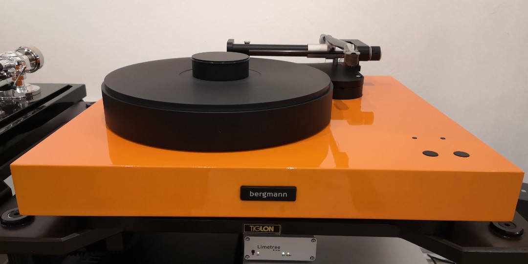 Bergmann Magne w/ Odin tonearm in special McLaren Orange finish, Audio ...