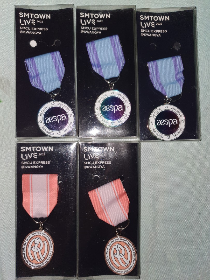 Red velvet aespa Emblem badge, Hobbies & Toys, Memorabilia ...