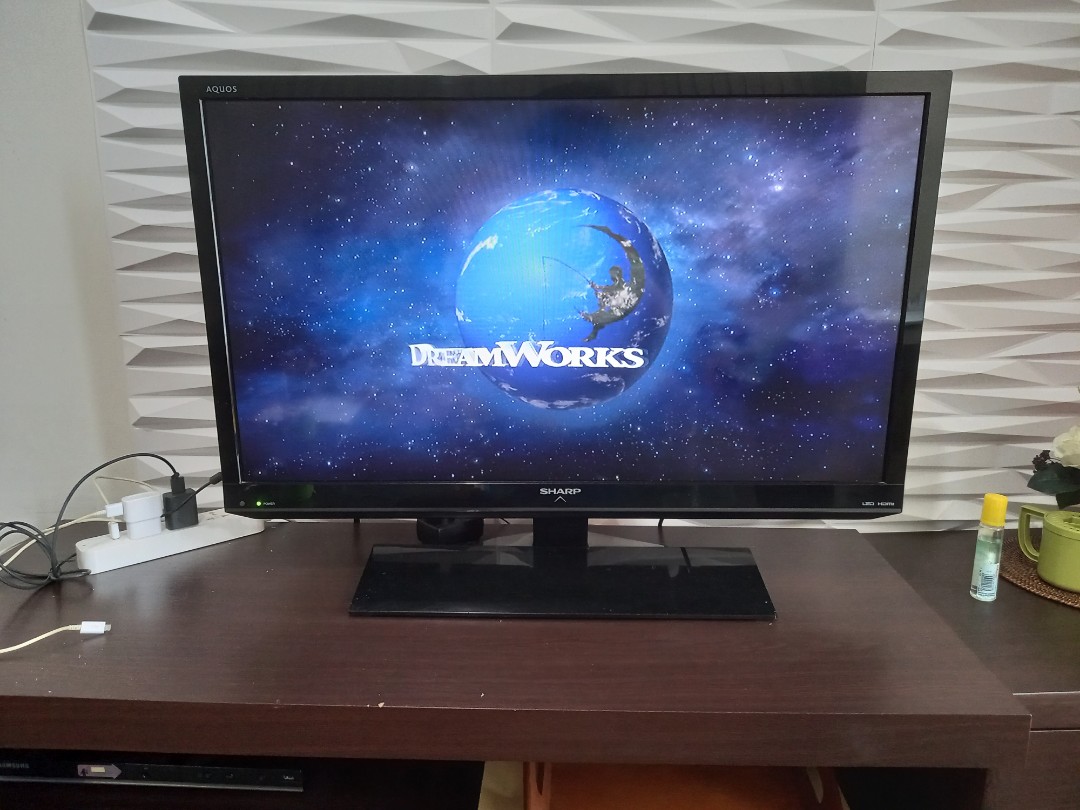 Sharp Basic 32" Aquos LED TV LC-32LE150M, TV & Home Appliances, TV ...