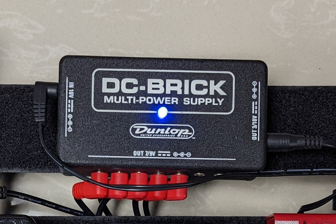 Dunlop DC power brick (power supply), 興趣及遊戲, 音樂、樂器 & 配件, 樂器配件 - Carousell