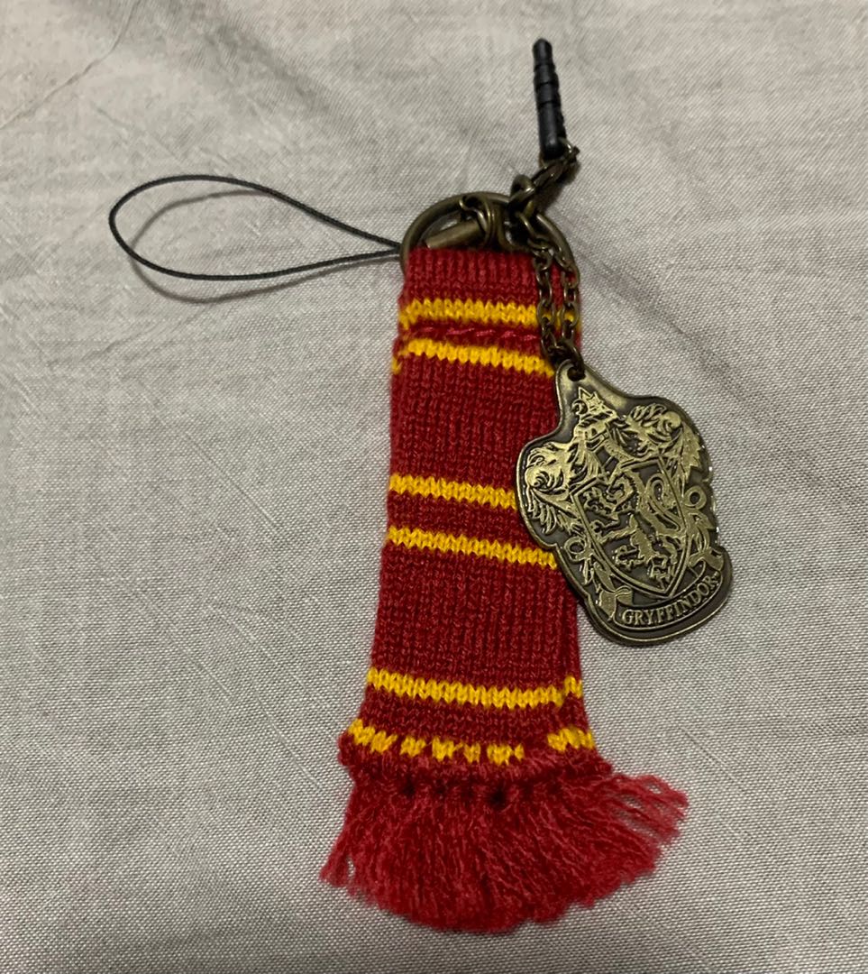 Harry Potter gryffindor crest and scarf trinket accessory, Hobbies ...