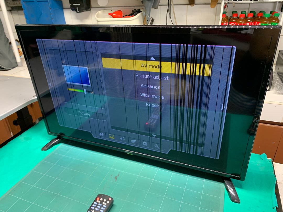 DEFECTIVE Sharp 32" LED TV with Broken Screen w Remote, TV & Home ...