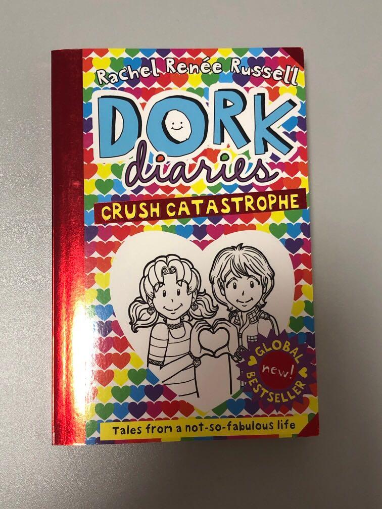 Dork Diaries - Crush Catastrophe, 興趣及遊戲, 書本 & 文具, 小說 & 故事書 - Carousell