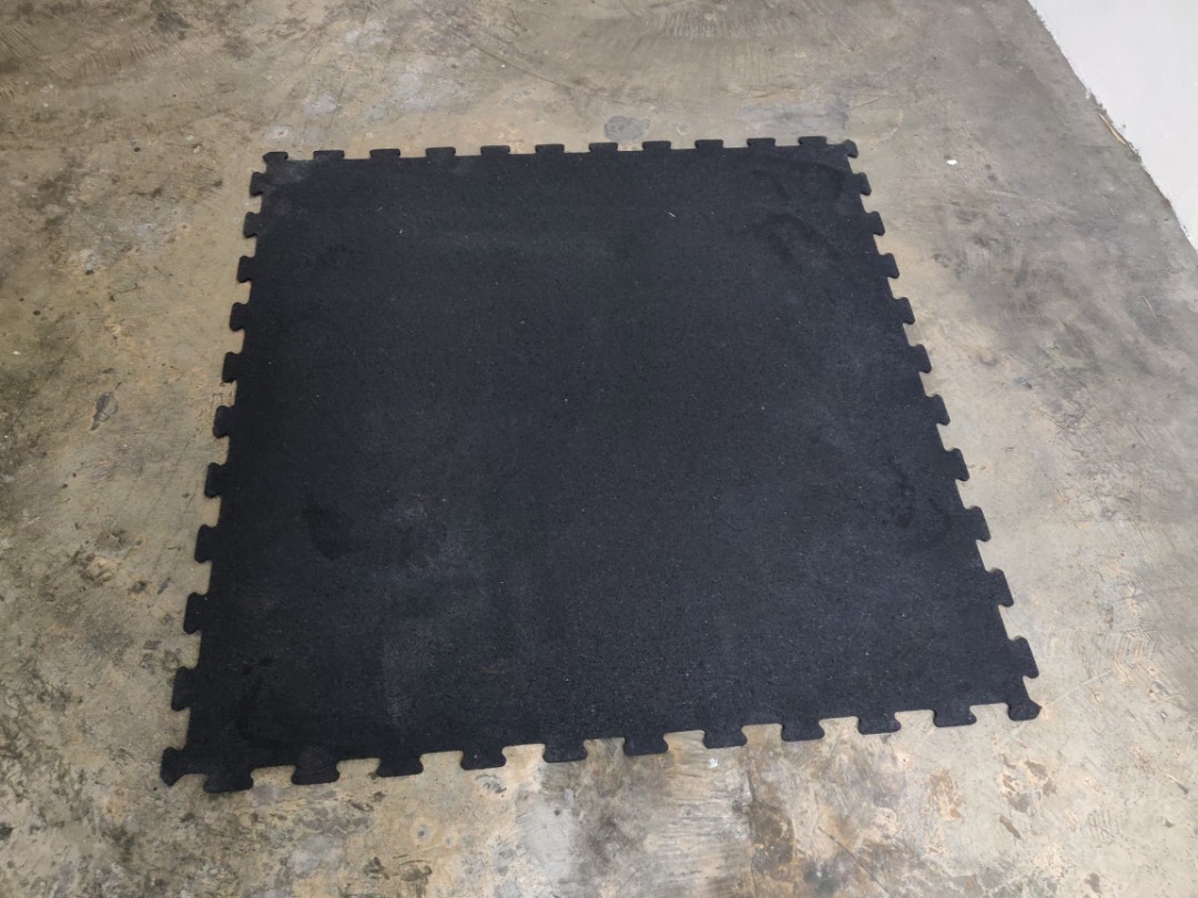 Gym rubber floor mat - around 8mm thick, 1m x 1m, Sports Equipment ...