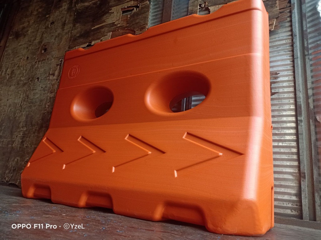 PLASTIC BARRIER BRB2, Commercial & Industrial, Construction Tools ...