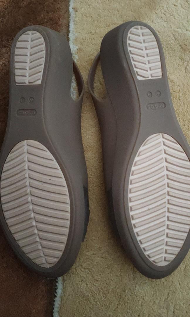kasut Crocs, Women's Fashion, Footwear, Sandals on Carousell